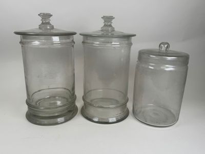 Paire d'importants pots à pharmacie en verre moulé. H. 3... - 85040587 ...