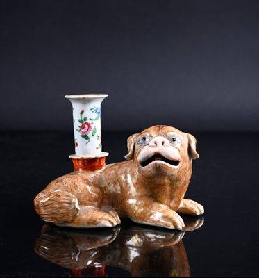 Bougeoir en porcelaine représentant un carlin couché Chin... - 85127338 ...