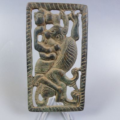 Arts d’Asie. Art des steppes. Grande plaque ornementale à... - 85099465 ...