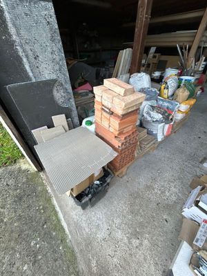 Batch: floor tiles, bricks, watering can, bags of mortar ... - 85111483 ...