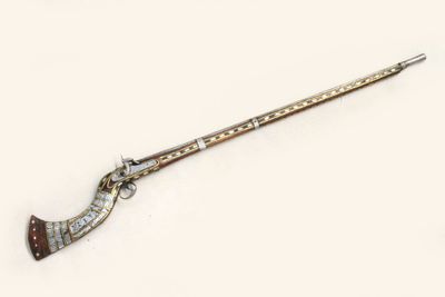 Afrique du Nord. Fusil dit MOUKALAH. Bois richement décor... - 75178075 ...