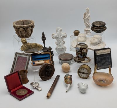 A small lot of miscellaneous display items, including a m... - 84805595 ...