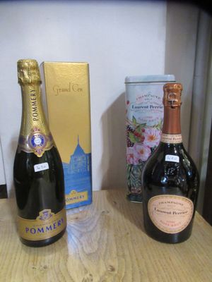 Une bouteille de champagne Laurent Perrier rosé dans sa b... - 85212364 ...