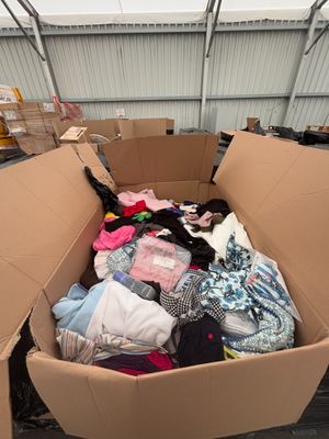 VEN- Box of clothes (Ref P1684 18/08) - 83013012-415 | Interencheres.com