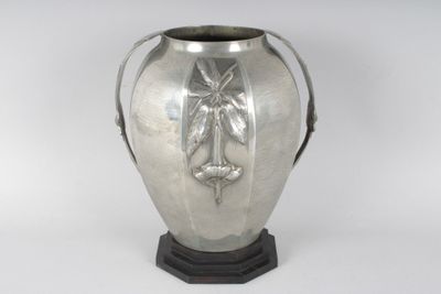 Albert ERMENAULT : vase Art Déco en étain, à décor de fle... - 85096850 ...