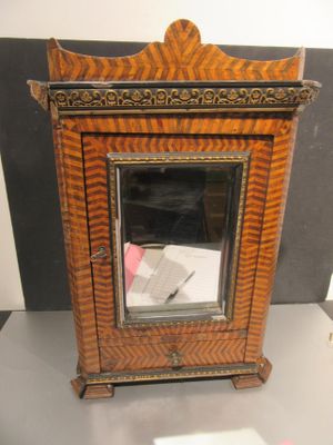 2 - ARMOIRE DE POUPEE MARQUETEE - Ht 50 cm (manque et b... - 85124600-2 ...