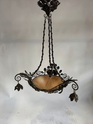 Lustre en albâtre, la monture en fer forgé à décor de fle... - 85141400 ...