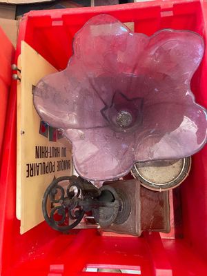 CAISSE contenant un vase en verre en forme de fleurs, un ... - 84839339 ...