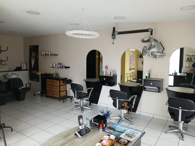 Trois fauteuils à roulettes en simili cuir noir et deux r... - 84999146 ...