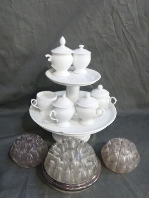 Crémiers and two-tier display stand in Paris porcelain. ... - 85043013 ...
