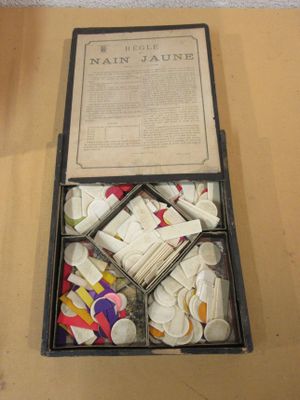 24 - JEU DE NAIN JAUNE AVEC JETONS EN OS .10 - 15 ... - 85124635-24 ...