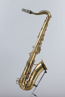 Varnished brass Bb tenor saxophone, double octave keys an... - 81274760 ...