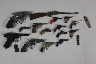 Jouet. Ensemble de pistolets jouets en plastique. - 84881847-342 ...