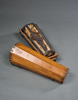 Cercueil en bois et laiton fermant par quatre crochets co... - 85343816 ...