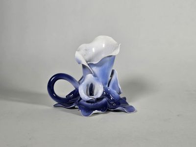 LANCEL. Vase en forme de fleurs en porcelaine émaillée bl... - 85123705 ...