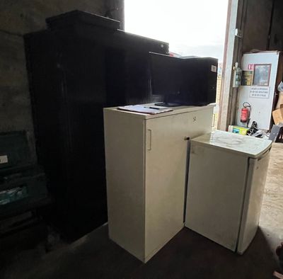 Un réfrigérateur tabletop, un fauteuil de bureau, une tab... - 84795320 ...