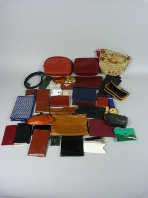 * Important lot de petite maroquinerie, comprenant : port... - 85085759 ...