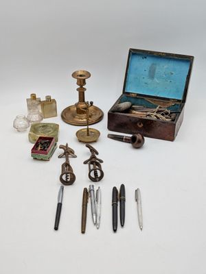 Small lot of display items, including two flasks, a 19th ... - 84834895 ...