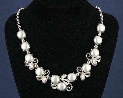 SCHIAPARELLI. Collier en métal argenté à motif de fruits ... - 81656145 ...
