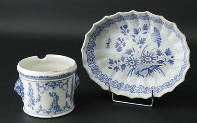 Lot comprenant verrière en faïence décor bleu-blanc à la ... - 84966310 ...