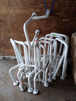 More than 30 PRM support bars and a box of loose parts - 84376920-187 ...