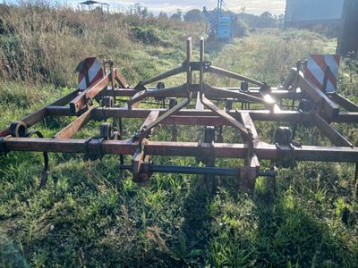 Vibroculteur 13 dents en métal rouge et son rouleau DOSS... - 84999052 ...