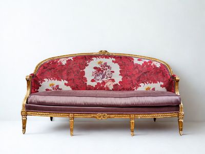 Canapé à trois places en bois sculpté et doré à décor de ... - 85191218 ...