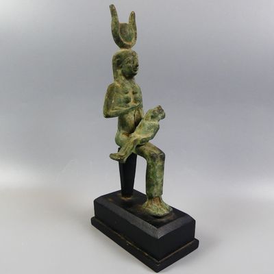 Egypt. Statuette of the goddess Isis suckling the young g... - 85099359 ...
