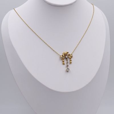 Collier en or jaune 18K, le motif Noeud enrubannée soulig... - 84793171 ...