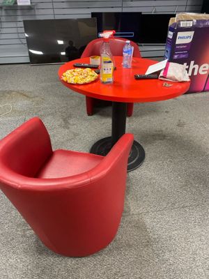 Lot comprenant une table ronde, plateau en mélaminé rouge... - 84951871 ...