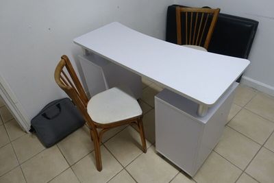 A manicure table with two chairs Two shelves (one glass ... - 84915637 ...