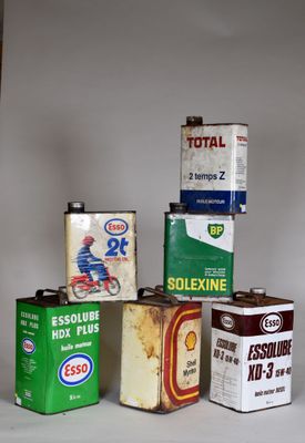 Lot de 6 bidons en métal émaillé, soit 3 ESSO, 2 TOTAL et... - 74364406-83 | Auction.fr