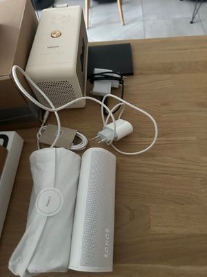 Two small Sonos speakers and a Marshal - 85143391-7 | Interencheres.com