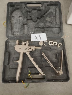 Slide clamp for tube diameters 12,16,25 - 77379902-24 | Interencheres.com