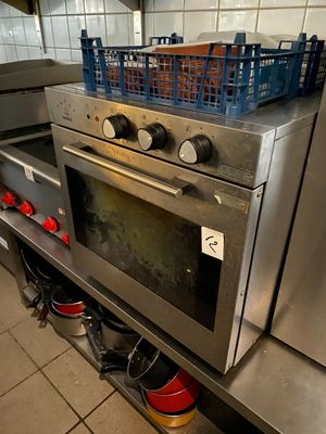 A METRO stainless steel oven Width: 59 cm approx. - 83851345-12 ...