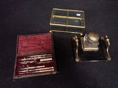 Lot comprenant : un encrier en verre et laiton sur socle ... - 85078094 ...