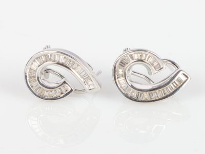 Paire de boucles d'oreilles volute en or gris 14 Kt serti... - 85084697 ...