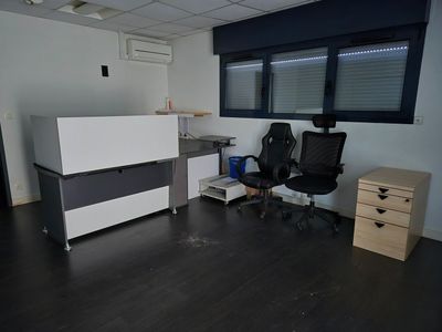 Office furniture comprising a workbench with return, a 4-... - 85098744 ...