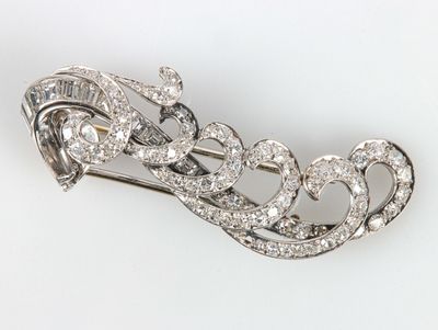 Broche volute en platine sertie de diamants. Poids brut :... - 85084876 ...