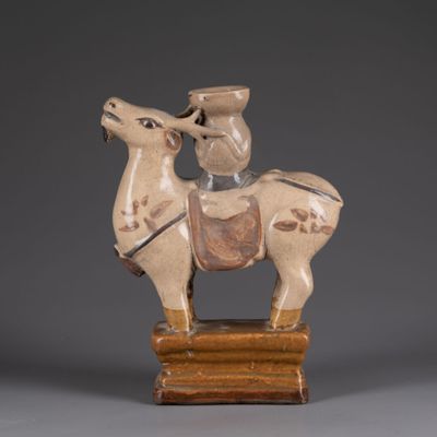 VIETNAM - XXe siècle. Capriné portant un vase Grès à co... - 85280160 ...