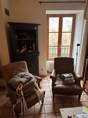 En un lot contenu de maison comprenant mobilier classique... - 84878756 ...