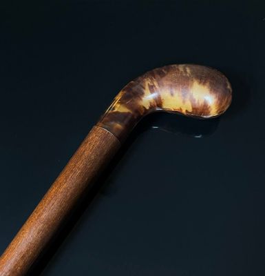 Canne en bois, le pommeau façon écaille, la férule en cor... - 84889155 ...