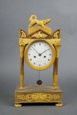 Pendule portique en bronze ciselé et doré au mat et au br... - 85173004 ...