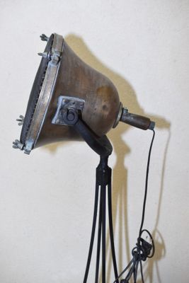 Ancien PROJECTEUR vintage sur pied en métal. H: 135 cm - 84579101-283 ...