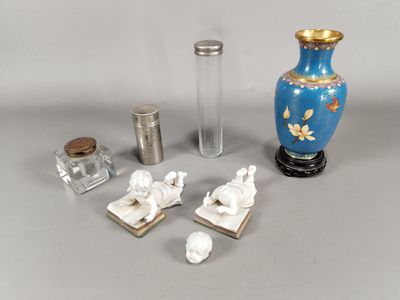 Réunion d'objets en verre et métal argenté, vase chinois ... - 85233597 ...