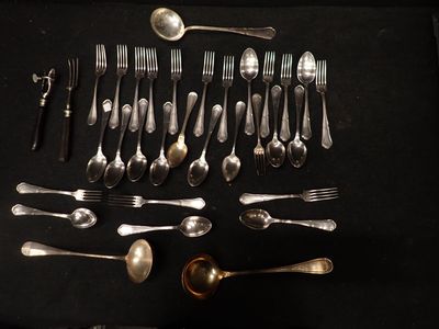 Ménagère en métal argenté modèle filet contour (usures) e... - 85079675 ...