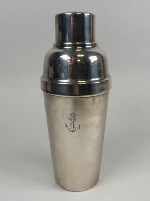 ERCUIS. A large silver-plated shaker, the body chased wi... - 85358181 ...