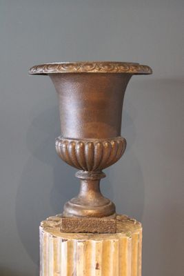 Vase Médicis en fonte A décor de godrons et cupules Base ... - 84103016 ...
