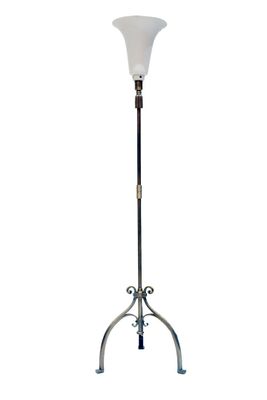 Lampadaire en fer forgé, reposant sur un piètement tripod... - 85104737 ...