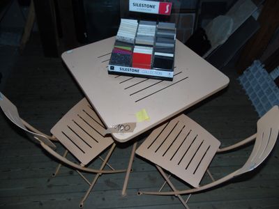 1 Table et 2 chaises style FERMOB - situé lieudit 1 aven... - 85120003 ...